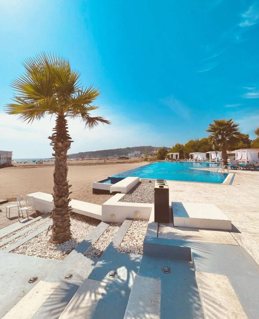 Uitrusten aan het strand in Ulcinj | KiddoTravel